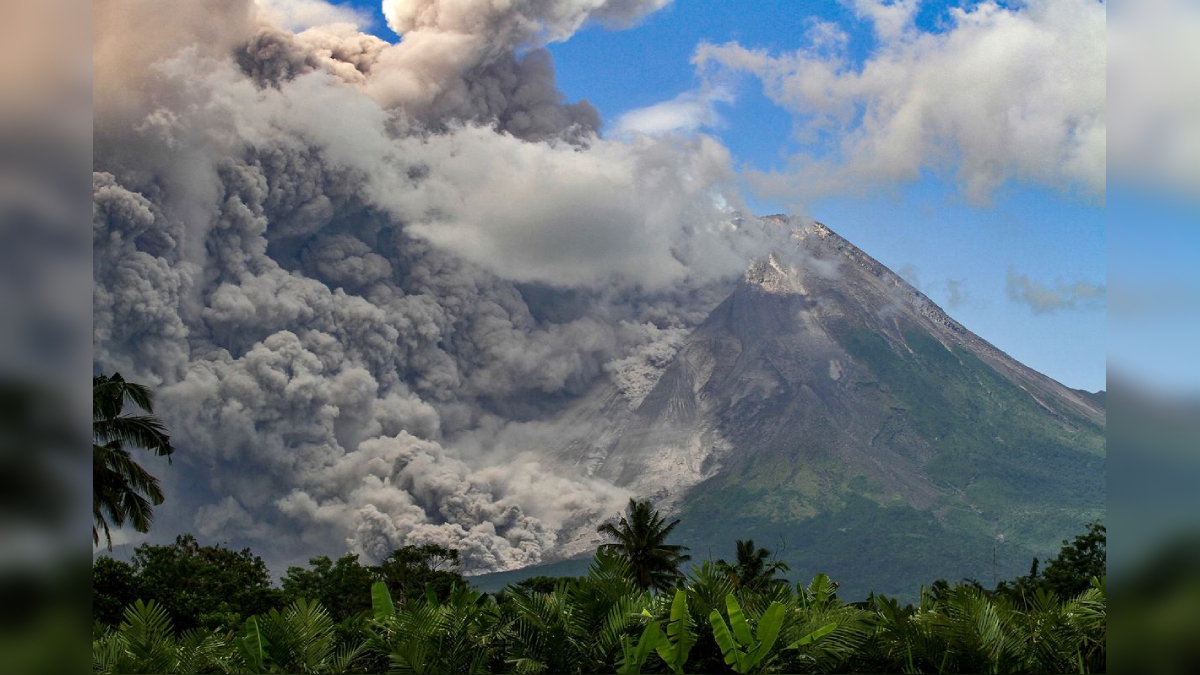 Volcano Eruption Video: इंडोनेशिया का माउंट मेरापी ज्वालामुखी फटा, 7 KM ...