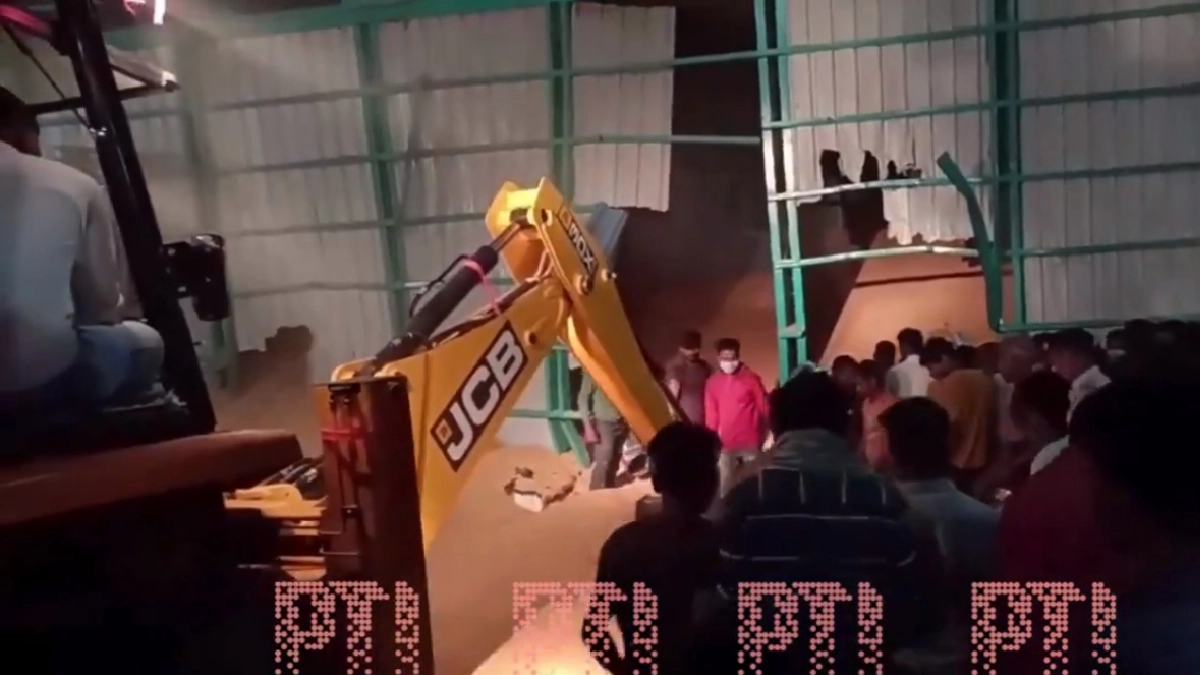 Workers Trapped Under Sacks: कर्नाटक में बड़ा हादसा, गोदाम में भरभरा कर ...