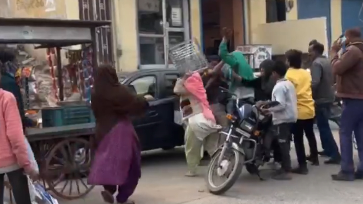 Kota Fighting Video: राजस्थान के कोटा में पारिवारिक दंगल! बच्चों से ...